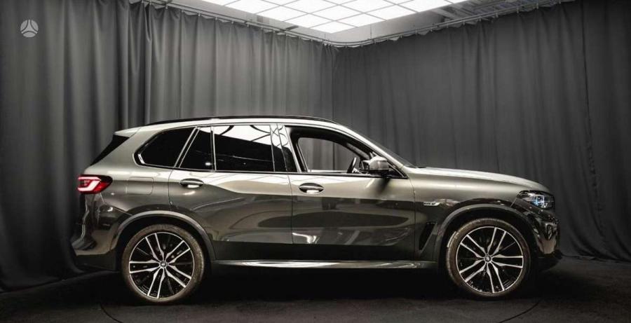Grey BMW X5 2023 in Vilnius, with an engine capacity of 3.00 L and mileage of 43 thousand km for 73700 €, photo 4 on AUTOMOTO.COM.LV