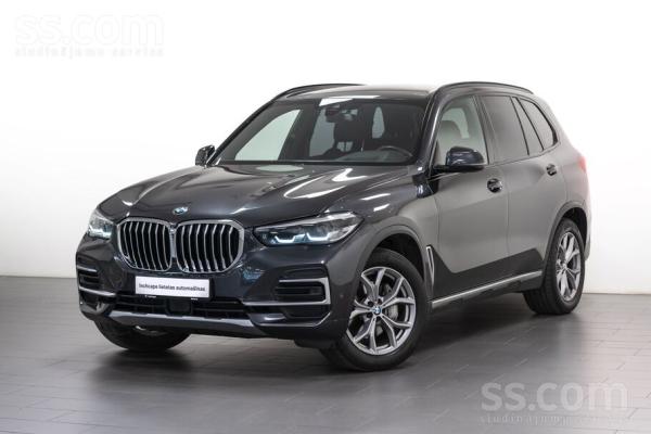 Pelēks BMW X5 2023 Rīga, ar dzinēja tilpumu 3.00 L un nobraukumu 110 tūkst. km par 42500 €, foto 1 vietnē AUTOMOTO.COM.LV