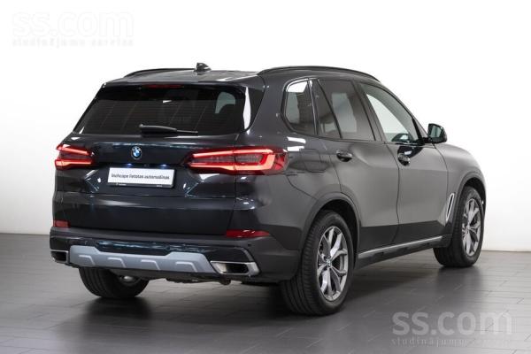 Pelēks BMW X5 2023 Rīga, ar dzinēja tilpumu 3.00 L un nobraukumu 110 tūkst. km par 42500 €, foto 4 vietnē AUTOMOTO.COM.LV