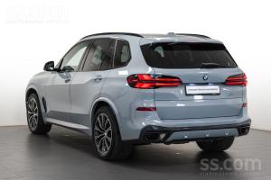 Grey BMW X5 2023 in Riga, with an engine capacity of 3.00 L and mileage of 65 thousand km for 65500 €, photo 3 on AUTOMOTO.COM.LV