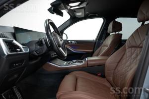 Grey BMW X5 2023 in Riga, with an engine capacity of 3.00 L and mileage of 65 thousand km for 65500 €, photo 32 on AUTOMOTO.COM.LV
