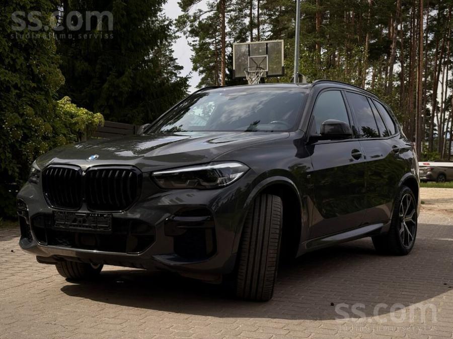 Grey BMW X5 2023 in Riga, with an engine capacity of 4.40 L and mileage of 220 thousand km for 42500 €, photo 1 on AUTOMOTO.COM.LV