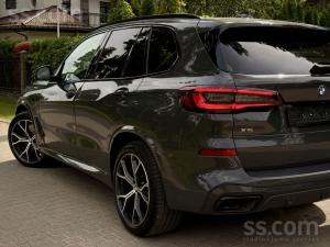 Grey BMW X5 2023 in Riga, with an engine capacity of 4.40 L and mileage of 220 thousand km for 42500 €, photo 4 on AUTOMOTO.COM.LV