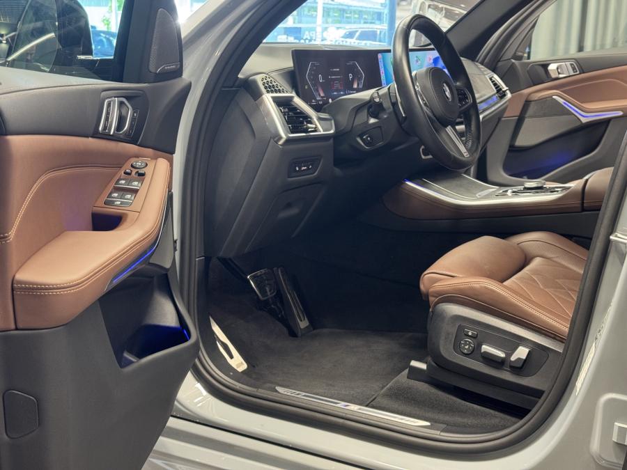 Grey BMW X5 2024 in Riga, with an engine capacity of 3.00 L and mileage of 41 thousand km for 64990 €, photo 8 on AUTOMOTO.COM.LV