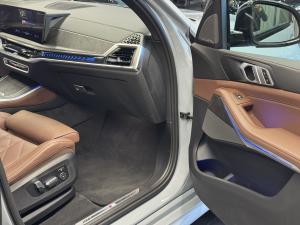 Grey BMW X5 2024 in Riga, with an engine capacity of 3.00 L and mileage of 41 thousand km for 64990 €, photo 25 on AUTOMOTO.COM.LV