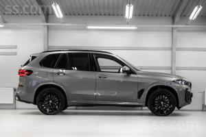 Grey BMW X5 2025 in Tukums, with an engine capacity of 3.00 L and mileage of 0 thousand km for 79990 €, photo 4 on AUTOMOTO.COM.LV
