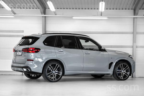 Grey BMW X5 2025 in Tukums, with an engine capacity of 3.00 L and mileage of 0 thousand km for 79990 €, photo 3 on AUTOMOTO.COM.LV