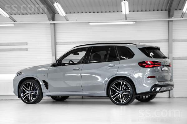 Grey BMW X5 2025 in Tukums, with an engine capacity of 3.00 L and mileage of 0 thousand km for 79990 €, photo 8 on AUTOMOTO.COM.LV