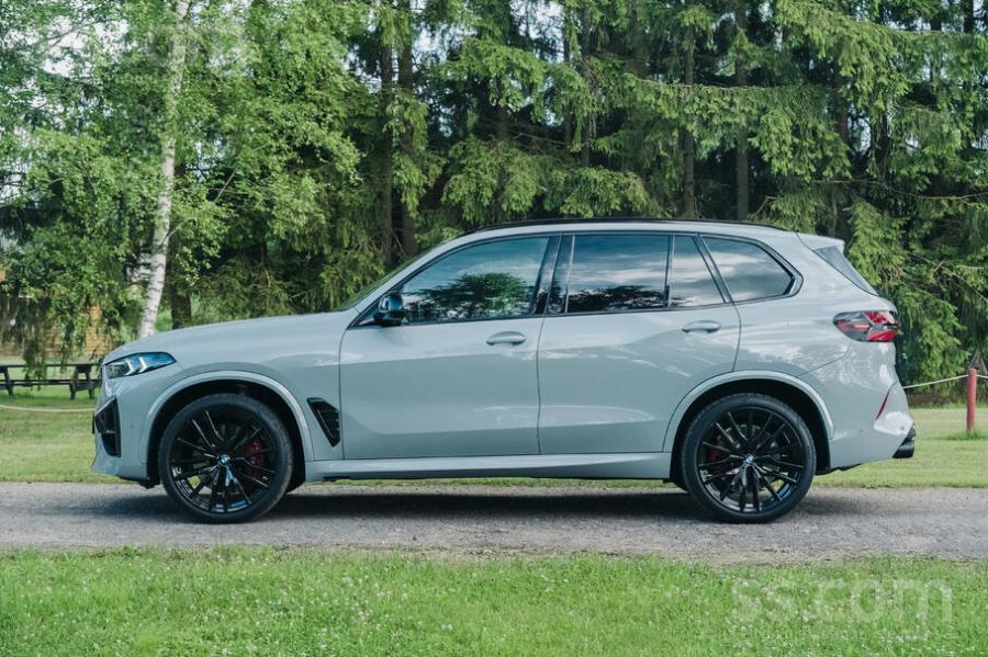 Grey BMW X5 2025 in Riga, with an engine capacity of 4.40 L and mileage of 10 thousand km for 91500 €, photo 3 on AUTOMOTO.COM.LV