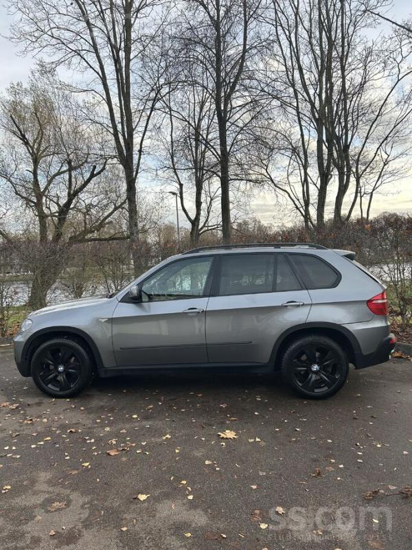 Grey BMW X5 2009 in Riga, with an engine capacity of 2.90 L and mileage of 402 thousand km for 7200 €, photo 1 on AUTOMOTO.COM.LV