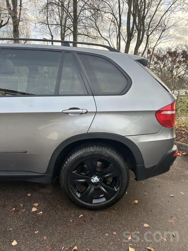 Grey BMW X5 2009 in Riga, with an engine capacity of 2.90 L and mileage of 402 thousand km for 7200 €, photo 3 on AUTOMOTO.COM.LV