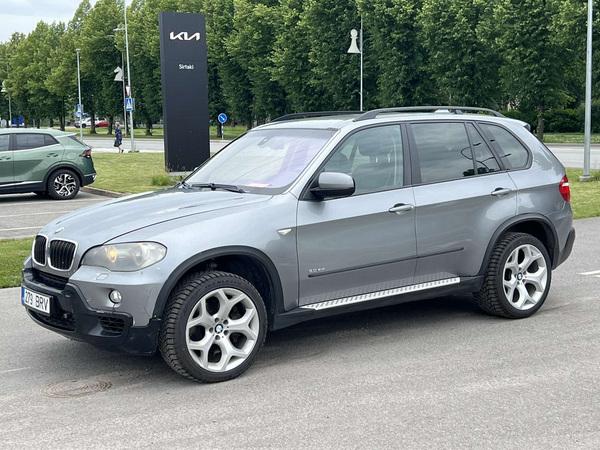 Grey BMW X5 2008 in Narva, with an engine capacity of 3.00 L and mileage of 426 thousand km for 4999 €, photo 1 on AUTOMOTO.COM.LV