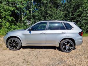 Pelēks BMW X5 2009 Rīga, ar dzinēja tilpumu 3.50 L un nobraukumu 275 tūkst. km par 13000 €, foto  vietnē AUTOMOTO.COM.LV