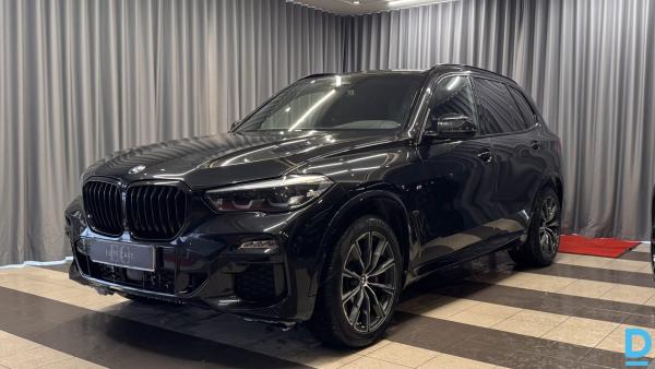 Black BMW X5 M 2021 in Marupe, with an engine capacity of 3.00 L and mileage of 154 thousand km for 43990 €, photo 1 on AUTOMOTO.COM.LV