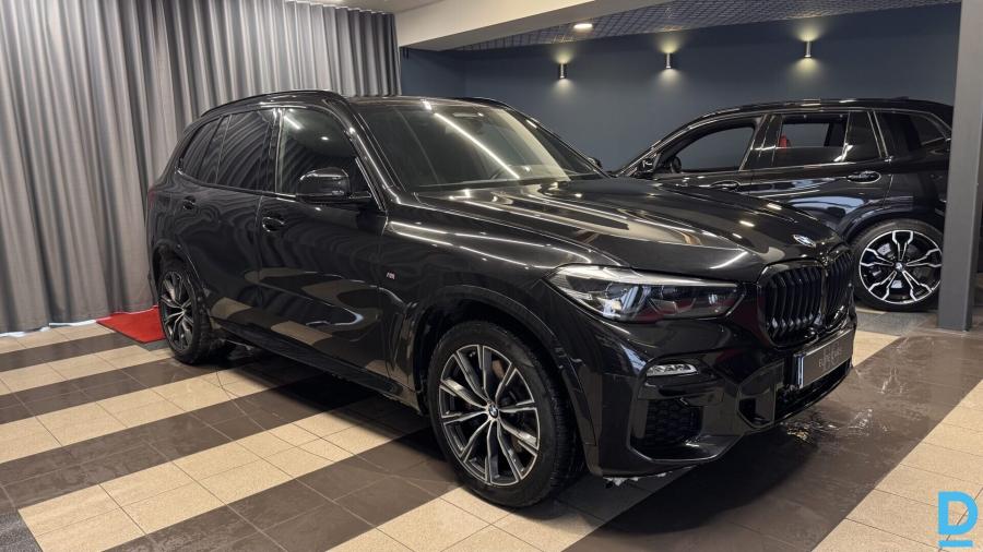 Black BMW X5 M 2021 in Marupe, with an engine capacity of 3.00 L and mileage of 154 thousand km for 43990 €, photo 4 on AUTOMOTO.COM.LV