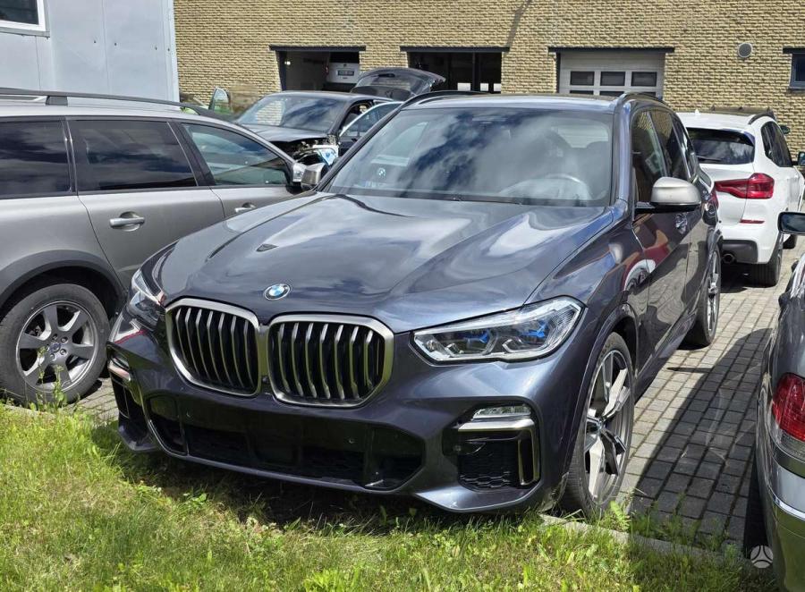 Grey BMW X5 M 2019 in Klaipeda, with an engine capacity of 3.00 L and mileage of 150 thousand km for 32000 €, photo 1 on AUTOMOTO.COM.LV
