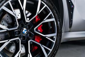 Pelēks BMW X5 M 2022 Viļņa, ar dzinēja tilpumu 4.40 L un nobraukumu 62 tūkst. km par 77000 €, foto 12 vietnē AUTOMOTO.COM.LV