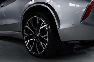 Pelēks BMW X5 M 2022 Viļņa, ar dzinēja tilpumu 4.40 L un nobraukumu 62 tūkst. km par 77000 €, foto 13 vietnē AUTOMOTO.COM.LV