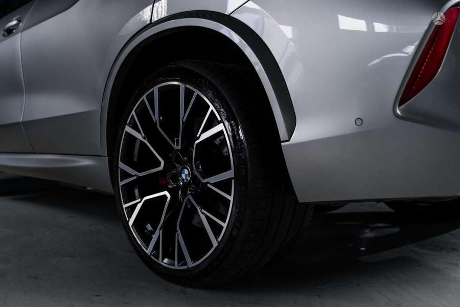 Pelēks BMW X5 M 2022 Viļņa, ar dzinēja tilpumu 4.40 L un nobraukumu 62 tūkst. km par 77000 €, foto 13 vietnē AUTOMOTO.COM.LV