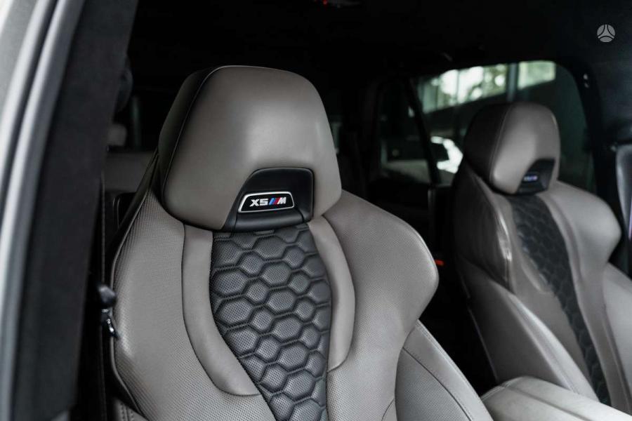 Pelēks BMW X5 M 2022 Viļņa, ar dzinēja tilpumu 4.40 L un nobraukumu 62 tūkst. km par 77000 €, foto 31 vietnē AUTOMOTO.COM.LV