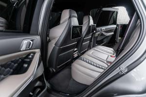Pelēks BMW X5 M 2022 Viļņa, ar dzinēja tilpumu 4.40 L un nobraukumu 62 tūkst. km par 77000 €, foto 36 vietnē AUTOMOTO.COM.LV