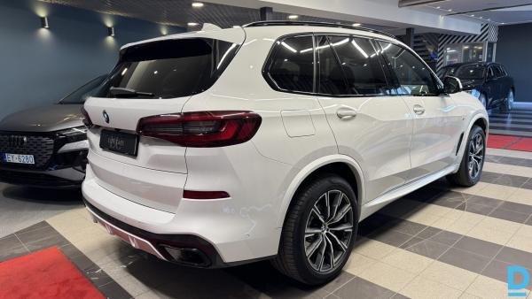 White BMW X5 M 2021 in Marupe, with an engine capacity of 3.00 L and mileage of 151 thousand km for 45990 €, photo 2 on AUTOMOTO.COM.LV