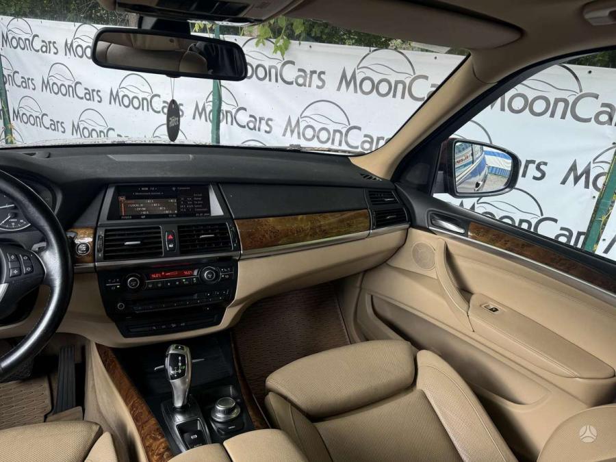 Red BMW X5 2009 in Vilnius, with an engine capacity of 2.99 L and mileage of 337 thousand km for 7500 €, photo 18 on AUTOMOTO.COM.LV