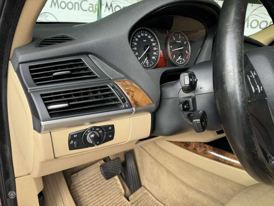 Red BMW X5 2009 in Vilnius, with an engine capacity of 2.99 L and mileage of 337 thousand km for 7500 €, photo 25 on AUTOMOTO.COM.LV