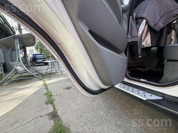 White BMW X5 2004 in Riga, with an engine capacity of 3.00 L and mileage of 450 thousand km for 3995 €, photo 9 on AUTOMOTO.COM.LV