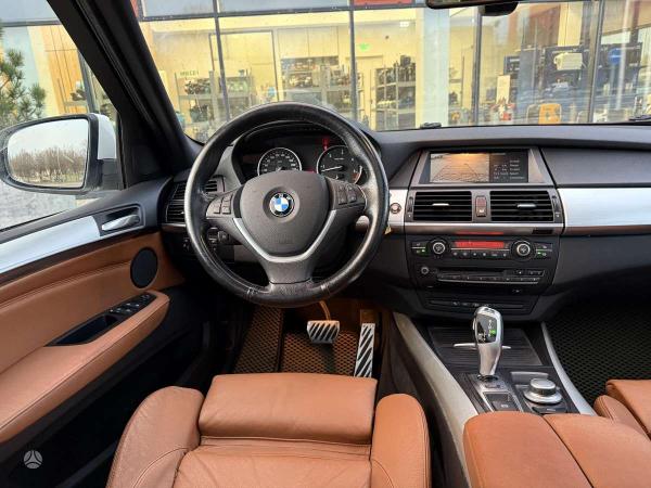 White BMW X5 2007 in Klaipeda, with an engine capacity of 2.99 L and mileage of 320 thousand km for 9800 €, photo 6 on AUTOMOTO.COM.LV