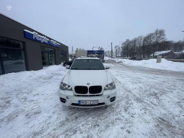 White BMW X5 2007 in Taurage, with an engine capacity of 2.99 L and mileage of 211 thousand km for 7500 €, photo 1 on AUTOMOTO.COM.LV