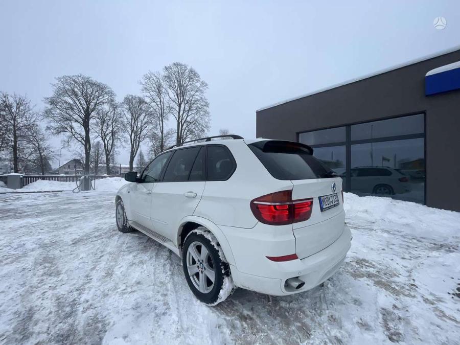 White BMW X5 2007 in Taurage, with an engine capacity of 2.99 L and mileage of 211 thousand km for 7500 €, photo 7 on AUTOMOTO.COM.LV