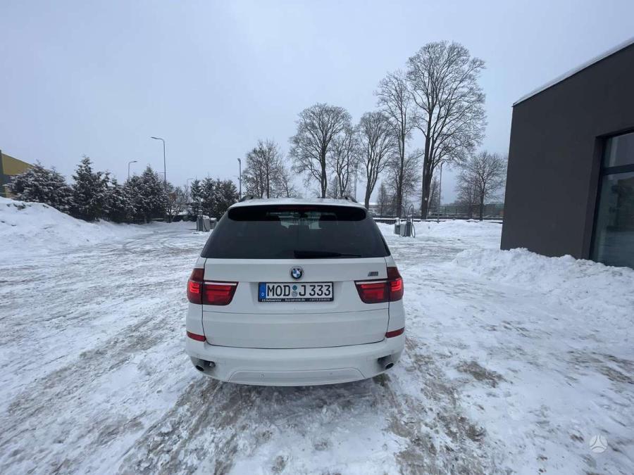 White BMW X5 2007 in Taurage, with an engine capacity of 2.99 L and mileage of 211 thousand km for 7500 €, photo 8 on AUTOMOTO.COM.LV