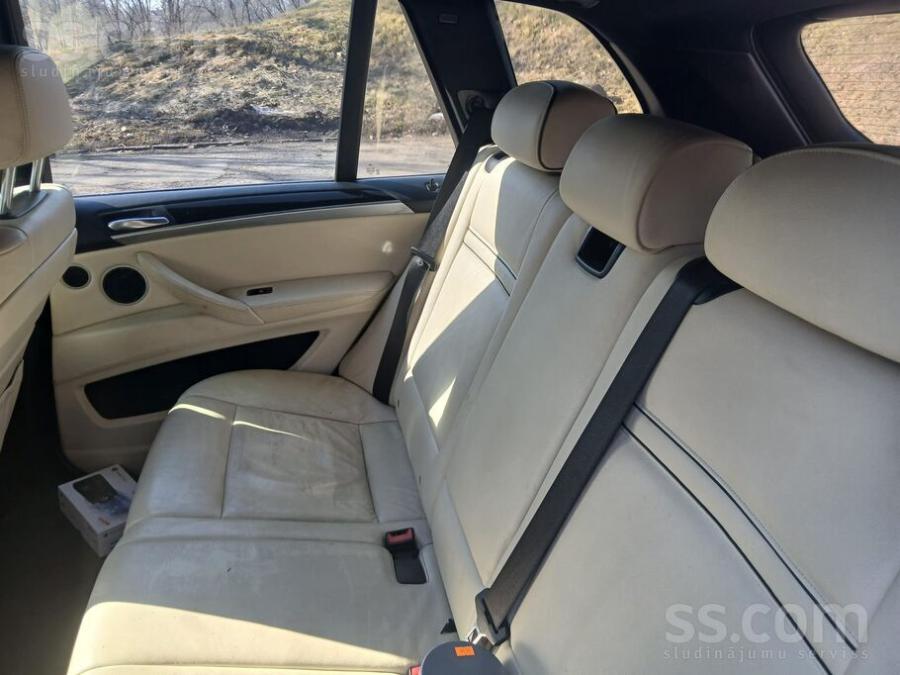 White BMW X5 2007 in Talsi, with an engine capacity of 3.00 L and mileage of 507 thousand km for 7000 €, photo 8 on AUTOMOTO.COM.LV