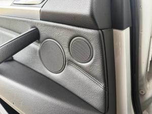 White BMW X5 2007 in Rezekne, with an engine capacity of 3.00 L and mileage of 290 thousand km for 7995 €, photo 17 on AUTOMOTO.COM.LV