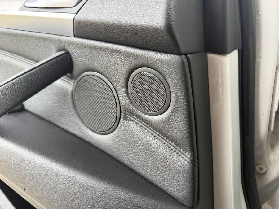 White BMW X5 2007 in Rezekne, with an engine capacity of 3.00 L and mileage of 290 thousand km for 7995 €, photo 17 on AUTOMOTO.COM.LV