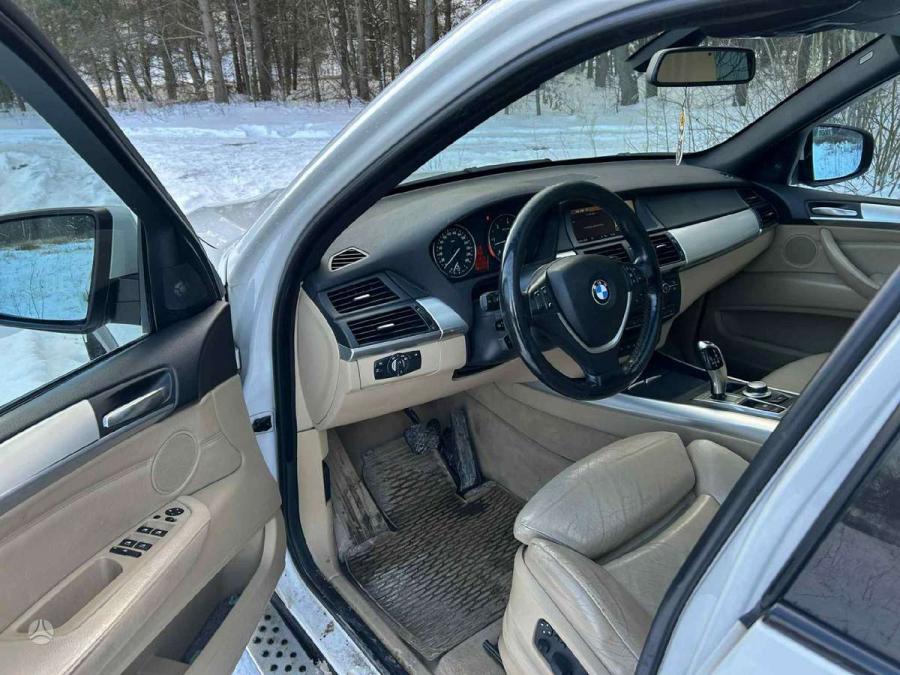 White BMW X5 2008 in Vilnius, with an engine capacity of 2.99 L and mileage of 402 thousand km for 6500 €, photo 12 on AUTOMOTO.COM.LV