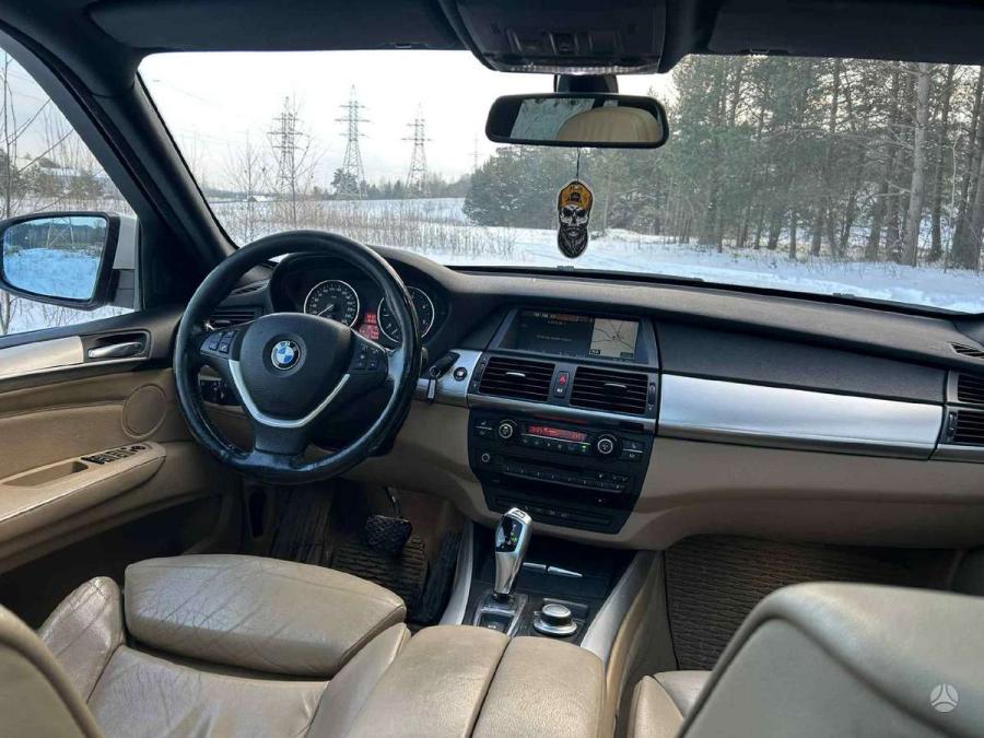 White BMW X5 2008 in Vilnius, with an engine capacity of 2.99 L and mileage of 402 thousand km for 6500 €, photo 13 on AUTOMOTO.COM.LV