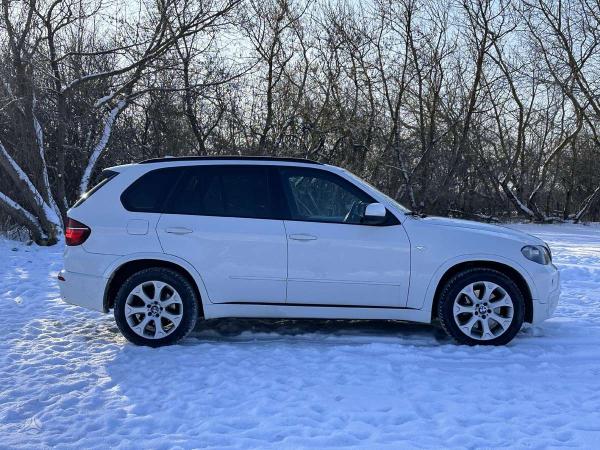 White BMW X5 2008 in Siauliai, with an engine capacity of 2.99 L and mileage of 283 thousand km for 8600 €, photo 4 on AUTOMOTO.COM.LV