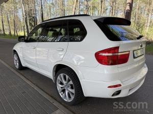 White BMW X5 2008 in Riga, with an engine capacity of 3.00 L and mileage of 315 thousand km for 9995 €, photo 4 on AUTOMOTO.COM.LV