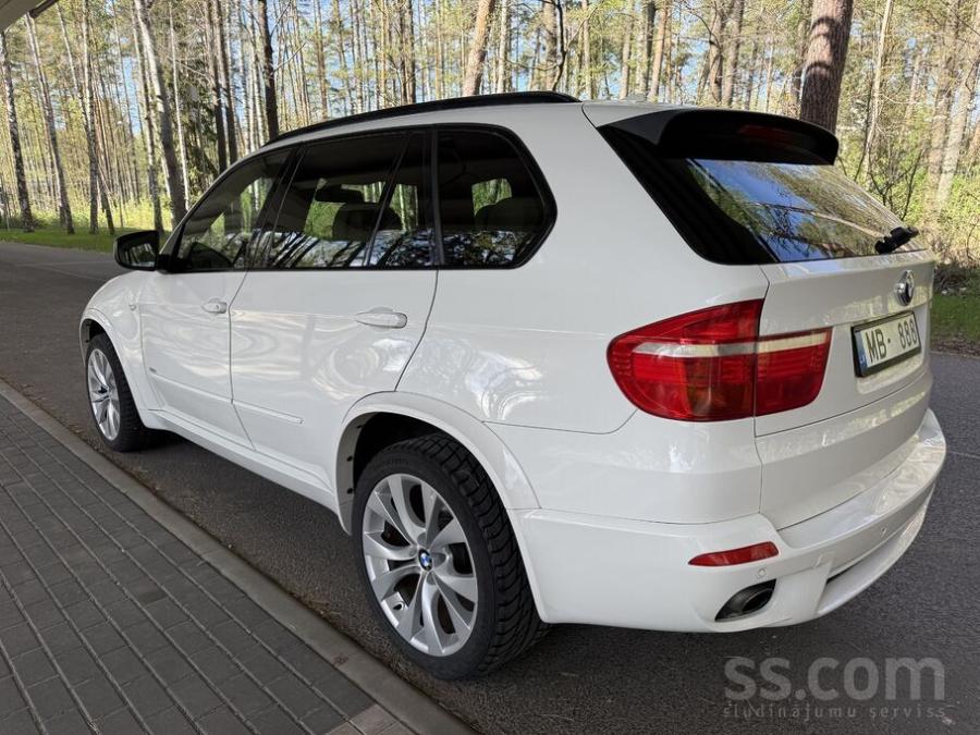 White BMW X5 2008 in Riga, with an engine capacity of 3.00 L and mileage of 315 thousand km for 9995 €, photo 4 on AUTOMOTO.COM.LV