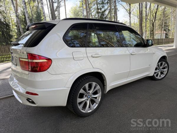 White BMW X5 2008 in Riga, with an engine capacity of 3.00 L and mileage of 315 thousand km for 9995 €, photo 4 on AUTOMOTO.COM.LV