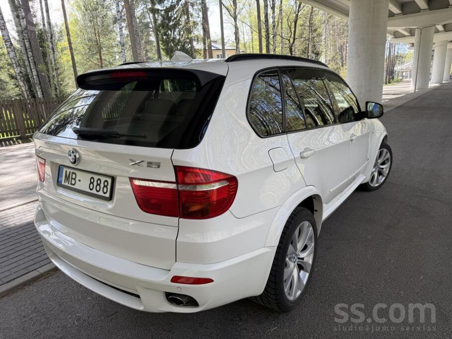 White BMW X5 2008 in Riga, with an engine capacity of 3.00 L and mileage of 315 thousand km for 9995 €, photo 9 on AUTOMOTO.COM.LV
