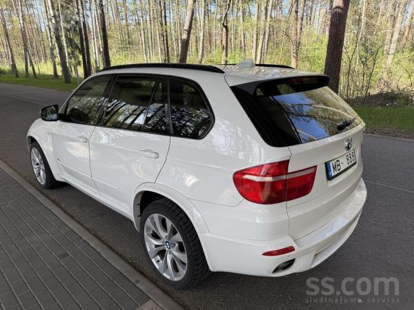 White BMW X5 2008 in Riga, with an engine capacity of 3.00 L and mileage of 315 thousand km for 9995 €, photo 9 on AUTOMOTO.COM.LV
