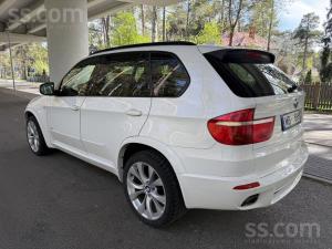 White BMW X5 2008 in Riga, with an engine capacity of 3.00 L and mileage of 315 thousand km for 9995 €, photo 14 on AUTOMOTO.COM.LV