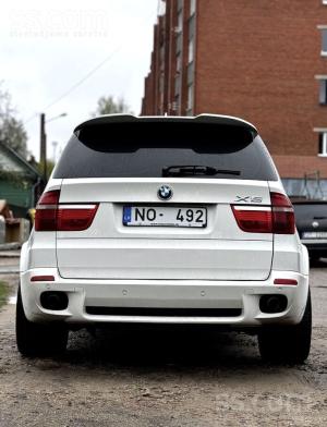 White BMW X5 2008 in Daugavpils, with an engine capacity of 3.00 L and mileage of 300 thousand km for 7250 €, photo 3 on AUTOMOTO.COM.LV