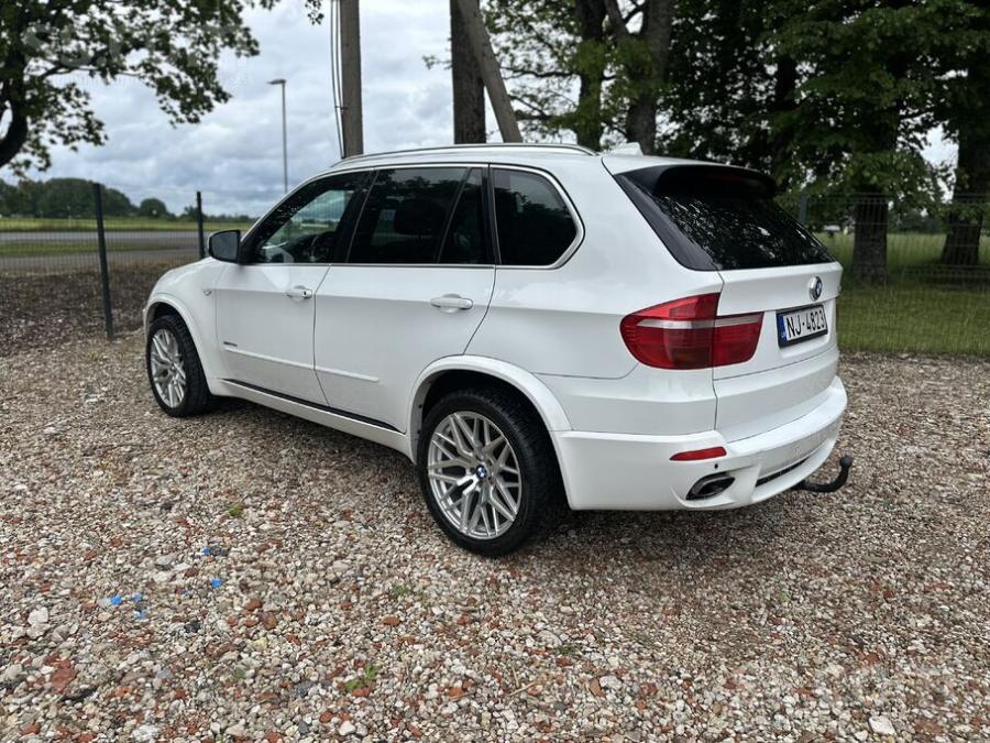 White BMW X5 2008 in Cesis, with an engine capacity of 3.00 L and mileage of 0 thousand km for 9900 €, photo 8 on AUTOMOTO.COM.LV