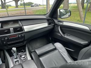 White BMW X5 2008 in Cesis, with an engine capacity of 3.00 L and mileage of 0 thousand km for 9900 €, photo 11 on AUTOMOTO.COM.LV