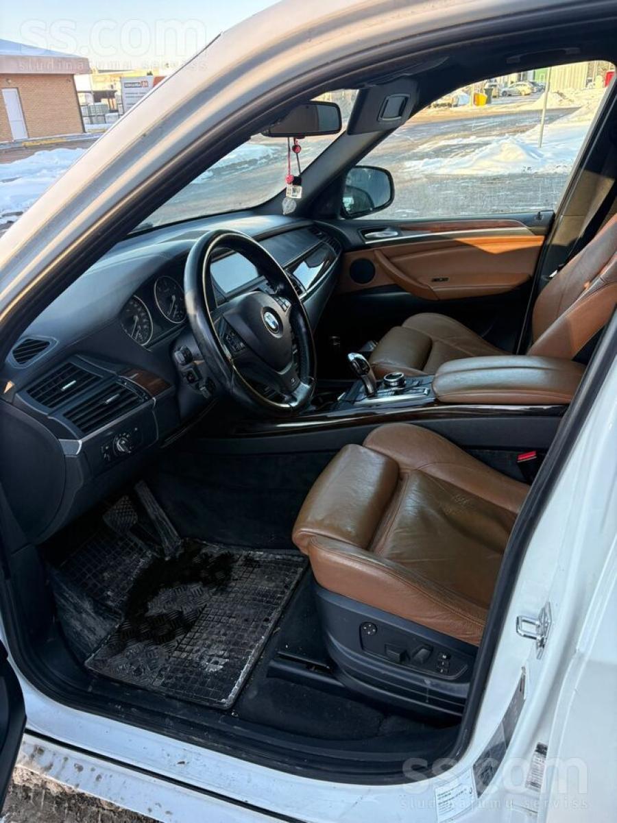 White BMW X5 2008 in Riga, with an engine capacity of 3.00 L and mileage of 415 thousand km for 8500 €, photo 6 on AUTOMOTO.COM.LV