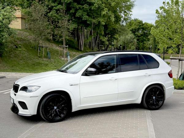 White BMW X5 2008 in Vilnius, with an engine capacity of 3.00 L and mileage of 295 thousand km for 10900 €, photo 4 on AUTOMOTO.COM.LV